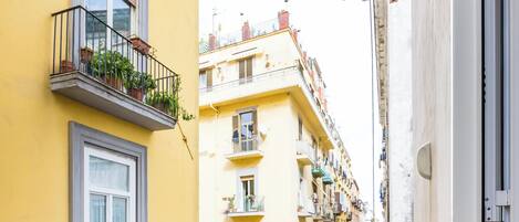 Quarto Triplo Deluxe, varanda, Vista para a cidade | Refeições no quarto