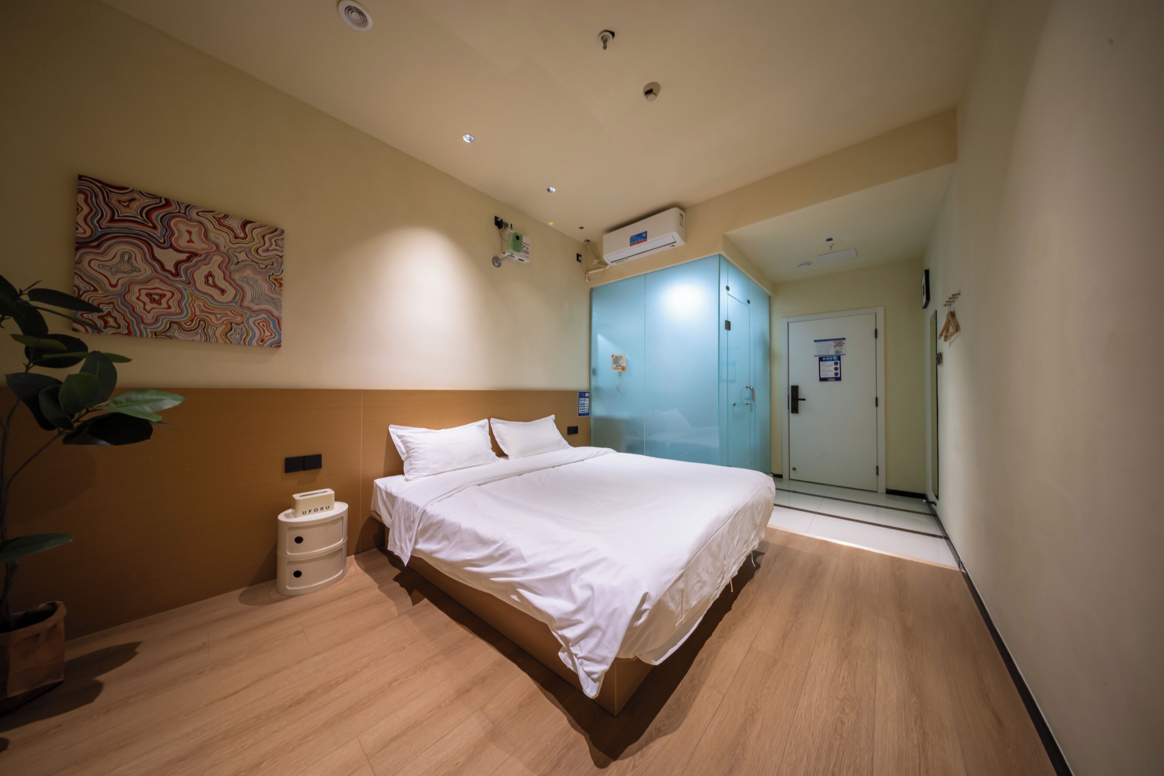 Quarto Duplo Standard | Edredões de penas, secretária adequada para computadores portáteis 