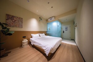 Quarto Duplo Standard | Edredões de penas, secretária adequada para computadores portáteis 