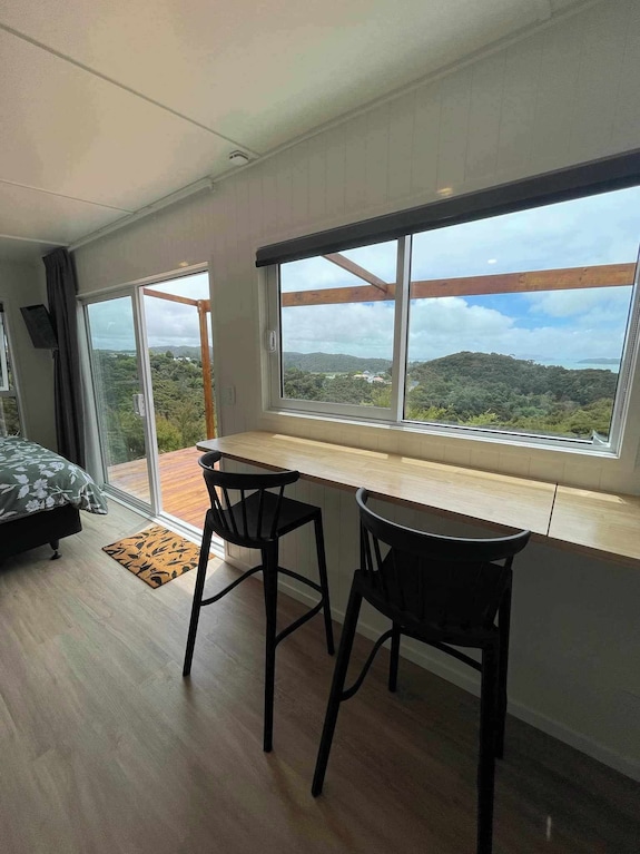 Modern Private Cabin, Breathtaking Ocean & Bush Views, Natural Light & Quiet - Northland