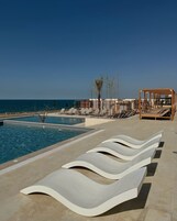 2 piscinas exteriores, toldos gratuitos, guarda-sóis