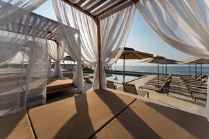 2 piscinas exteriores, toldos gratuitos, guarda-sóis