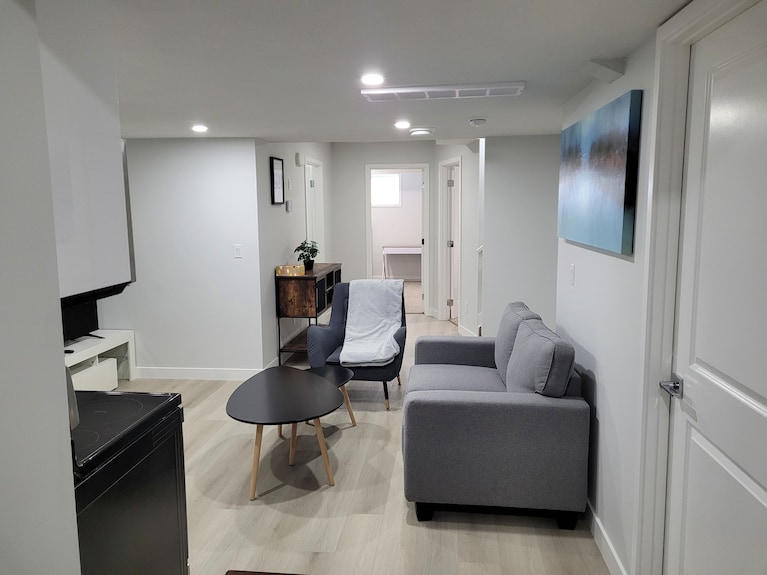 Beautiful Comfy Guest Suite In West Edmonton -