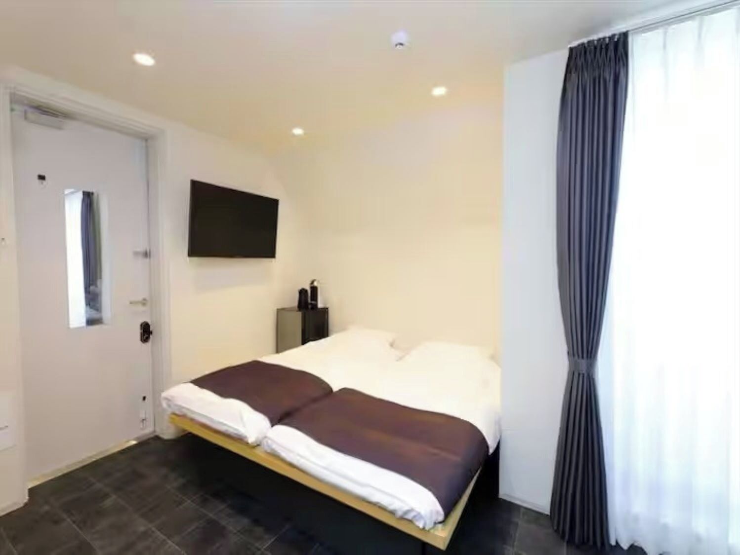 3 Mins Walk From Ueno Double Bed  Maximum 3 People  Private Bathroom  Shared Kitchen / Taito-ku Tokyo - Ueno Station