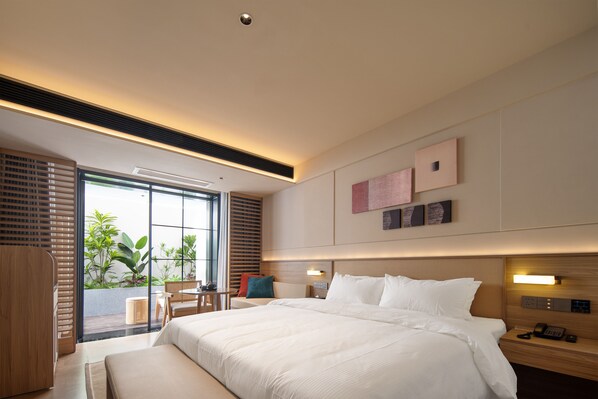 Quarto casal superior | Edredons de pluma, frigobar (abastecido com itens grátis)