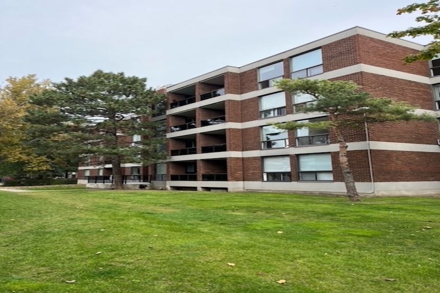 1 Bedroom Apartment In Residential Area In Montreal. 5min Walk To Shopping Mall. - Dorval