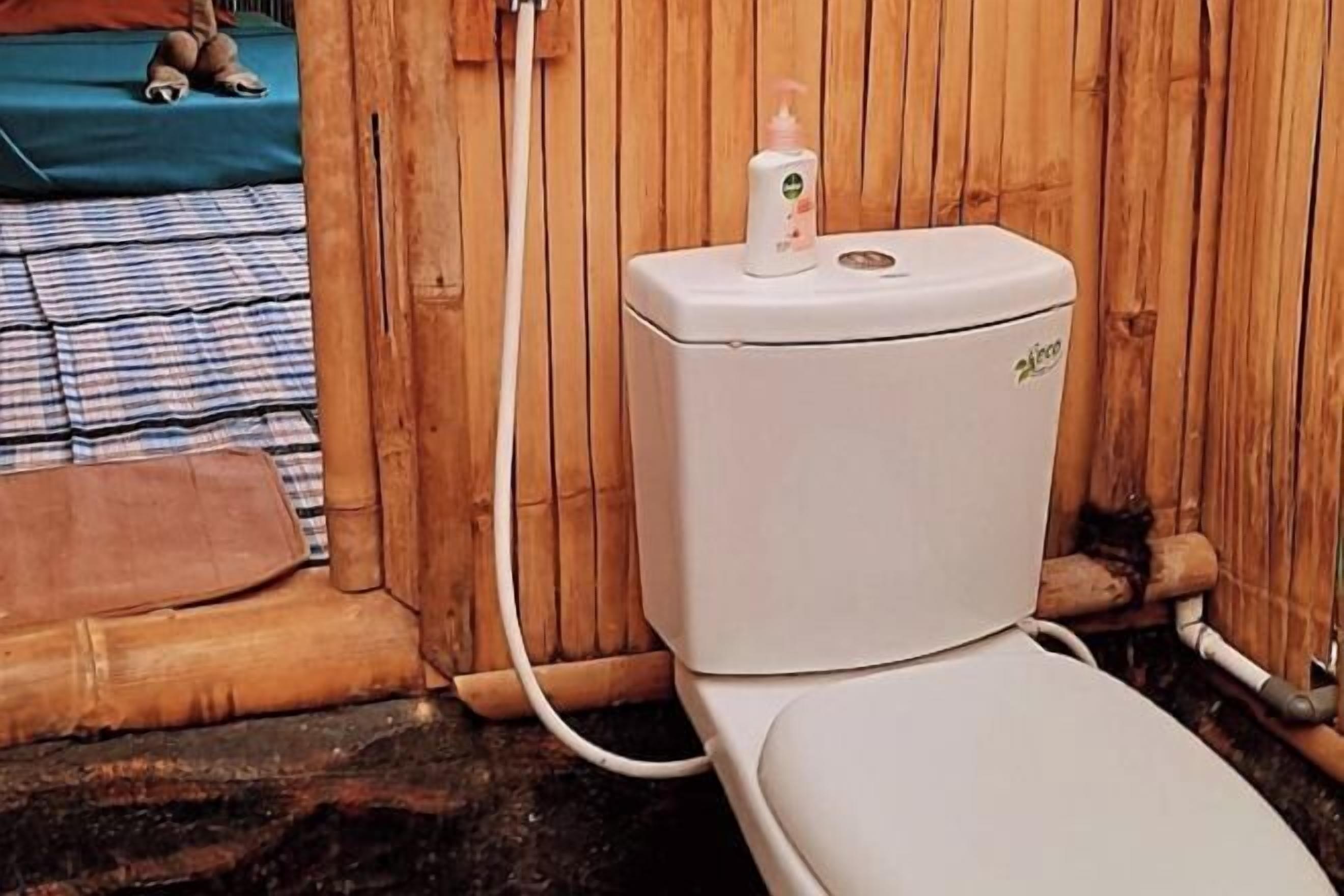 Casa de banho | Um polibã, um chuveiro fixo, artigos de higiene pessoal grátis 