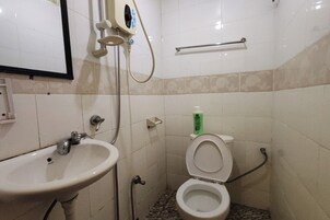 Um polibã, artigos de higiene pessoal grátis, um secador de cabelo 