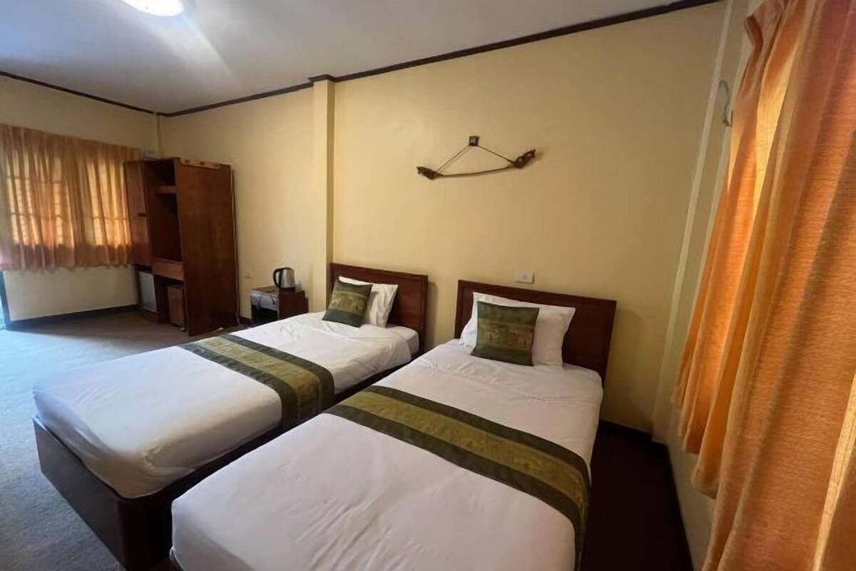 Escrivaninha, camas extras/dobráveis (sobretaxa), roupa de cama