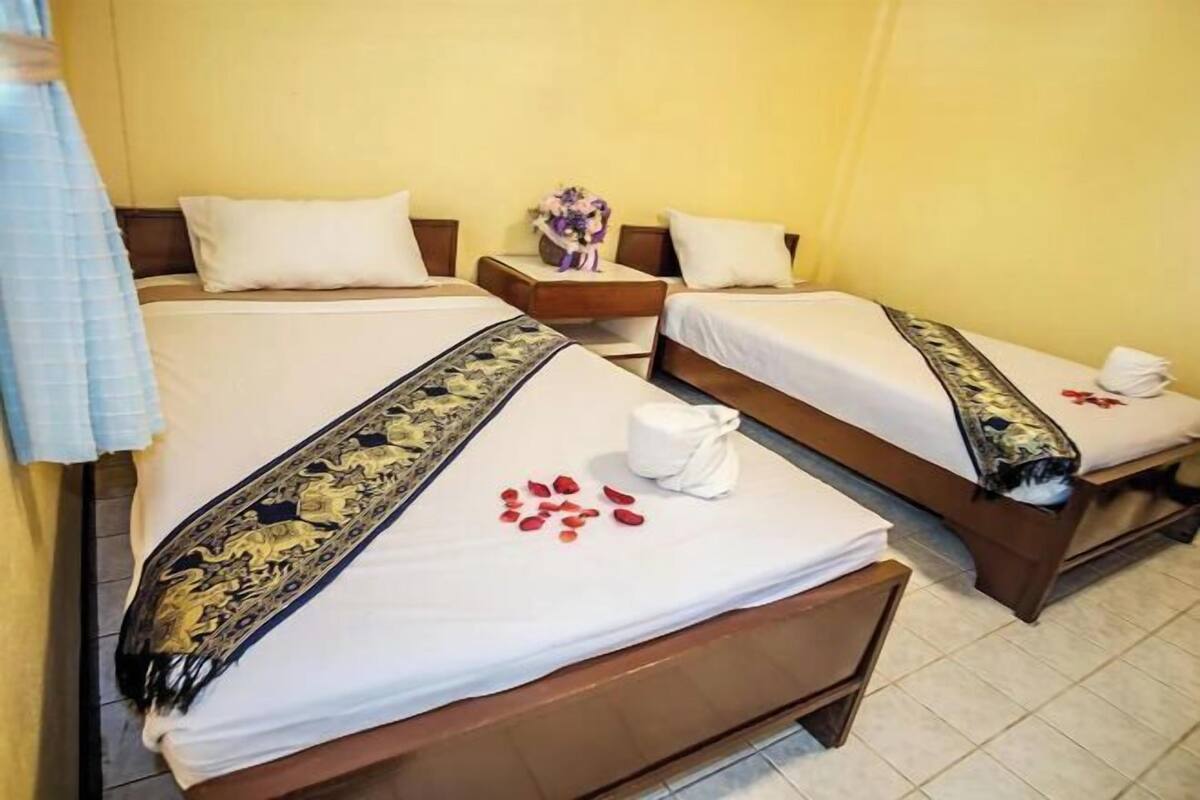 Escrivaninha, camas extras/dobráveis (sobretaxa), roupa de cama
