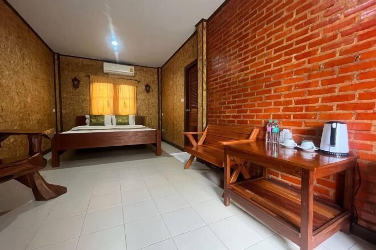 Escrivaninha, camas extras/dobráveis (sobretaxa), roupa de cama