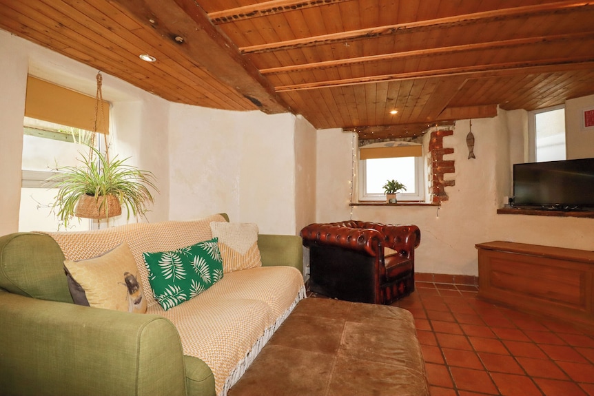 The Cave, Pet Friendly, Country Holiday Cottage In Newquay - Mawgan Porth