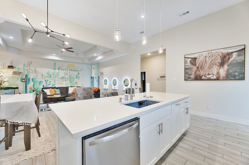 The Cacti House - Hot Tub, Game Room, Cactus Mural, Minutes From Downtown Dallas - Lancaster, TX
