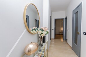 Apartamento, sacada, vista para a cidade | Área de estar | Smart TV