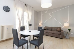 Apartamento, sacada, vista para a cidade | Área de estar | Smart TV