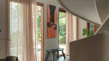 Uma chaleira elétrica, uma torradeira