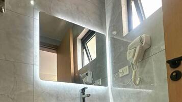 Quarto casal ou duplo luxo, vista para a cidade | Banheiro | Chuveiro, secador de cabelo, toalhas de banho, sabonete