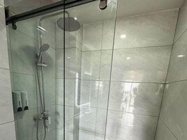 Quarto luxo, vista para a cidade | Banheiro | Chuveiro, secador de cabelo, toalhas de banho, sabonete