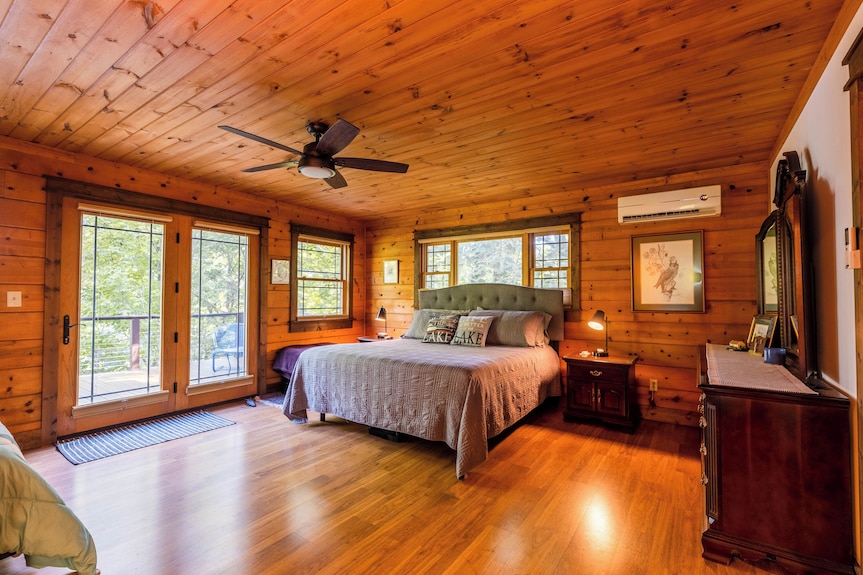 Escape To Our Cozy Lakeview Cabin With Modern Amenities, Spacious Decks And Serene Surroundinngs. - Claytor Lake State Park, Dublin