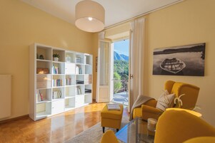 Vila (3 Bedrooms) | Área de estar | TV de tela plana 32 polegadas com canais via satélite
