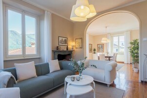 Villa (3 Bedrooms) | Sala de estar | Televisor de ecrã plano de 32 polegadas com canais via satélite