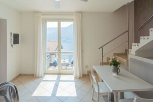 Apartamento (1 Bedroom) | Sala de estar | Smart TV de 32 polegadas com canais por cabo