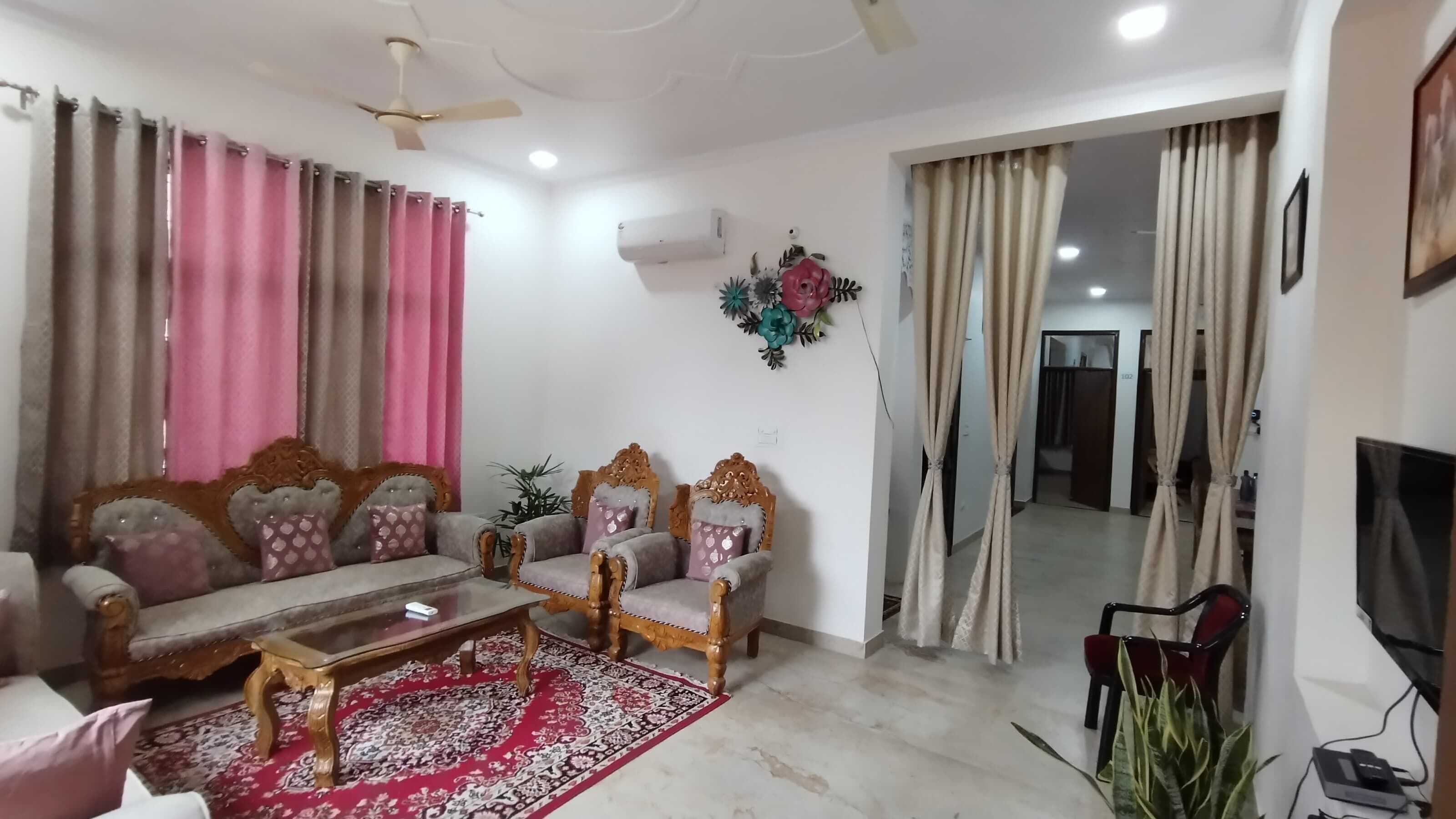 Near Taj Hotel | Self-cooking + Free Breakfast - Lucknow