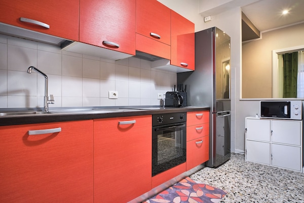 Um micro-ondas, um forno, uma placa de cozinha, grelhador