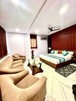 Quarto casal luxo | Escrivaninha, espaço de trabalho para notebook, Wi-Fi de cortesia