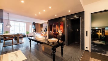 Suíte executiva, vista para o rio | 1 quarto, cofres nos quartos, individualmente decorados, Wi-Fi