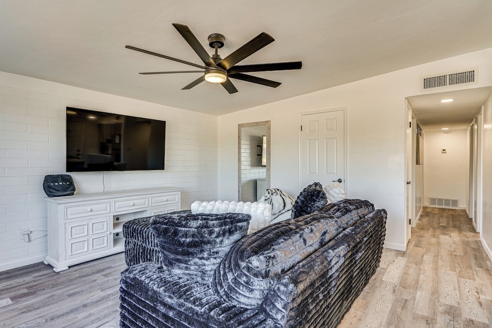 2 Mi To Dtwn: Modern Home W/ Yard In Tucson! - Tucson, AZ