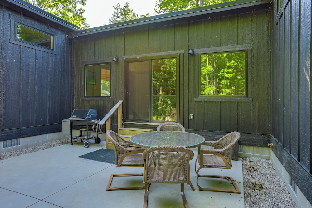 Ski & Unwind: Cozy Creekside Cabin In Glen Arbor! - Glen Arbor, MI