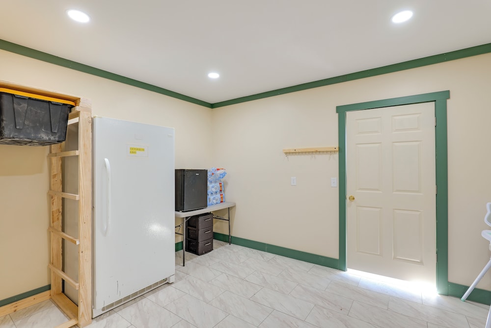 Near Atv Trails: Carlsbad Apt W/ Shared Fire Pit - Carlsbad, NM
