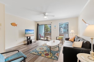 Condo luxo, 2 quartos, para não fumantes, acesso à piscina | Sala de estar | Smart TV 42 polegadas com canais a cabo