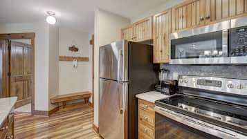 Condo, 1 quarto | Cozinha privada | Geladeira, fogão, cafeteira/chaleira, torradeira