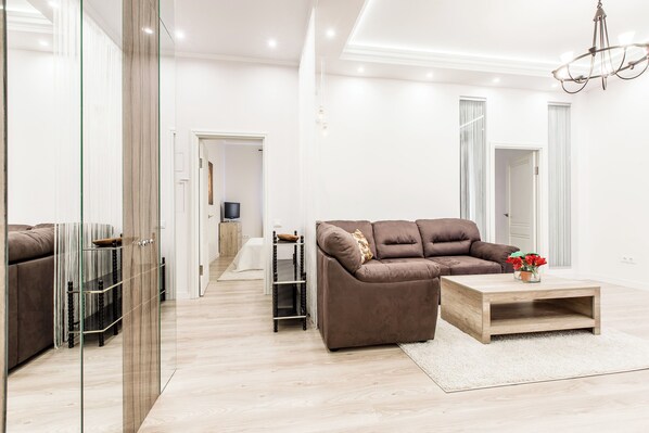 Apartamento Comfort, 2 quartos, não fumadores, Vista para a cidade | Sala de estar | Televisor LCD 