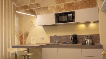 Apartamento Deluxe, 1 cama king-size e sofá-cama, varanda, Vista para a cidade | Cozinha privada | Um frigorífico/congelador grande, um micro-ondas, uma placa de cozinha
