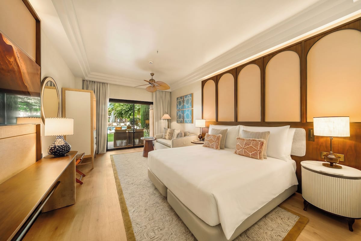 Suite Júnior, vista para a piscina | Roupa hipoalergénica, minibar, secretária