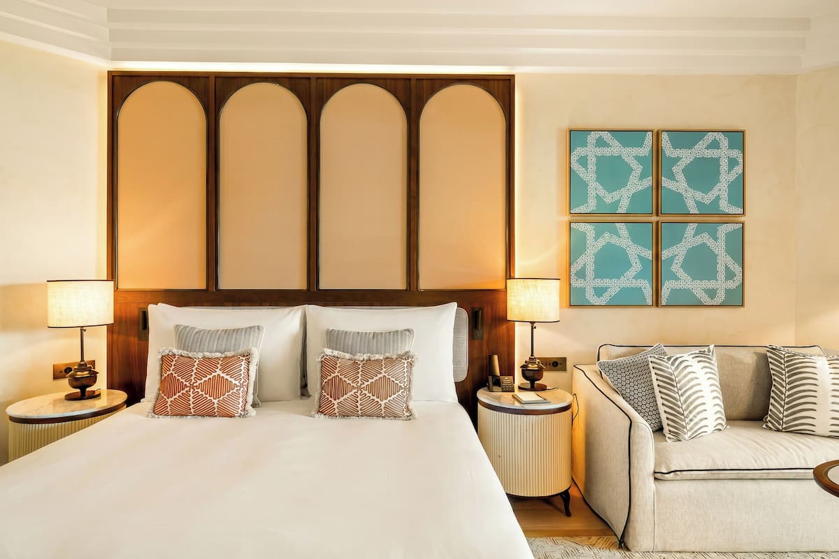 Quarto Deluxe, 1 cama king-size | Roupa hipoalergénica, minibar, secretária
