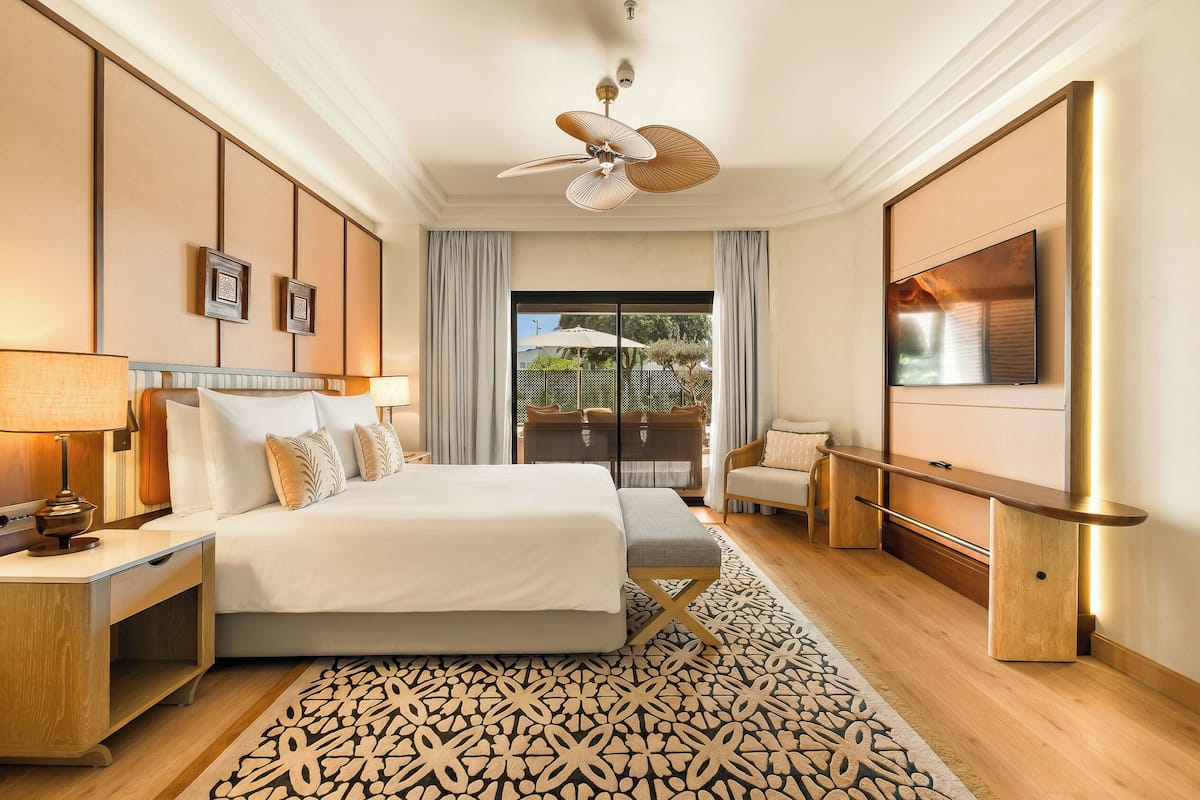 Suite (Garden, Private Pool) | Roupa hipoalergénica, minibar, secretária