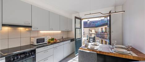 Apartamento superluxo, 3 quartos, 2 banheiros (Novos Arcadia 501) | Cozinha privada | Geladeira, micro-ondas, fogão, cooktop
