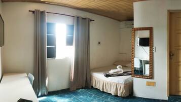 Quarto casal luxo | Frigobar (abastecido com itens grátis), Wi-Fi de cortesia, roupa de cama