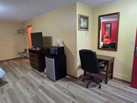 Quarto solteiro básico, para não fumantes | Escrivaninha, espaço de trabalho para notebook