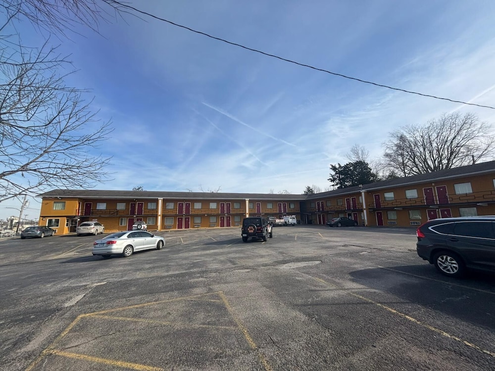 Economy Inn & Suites - Harrisburg, IL