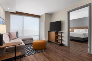 Suite-Estúdio, 1 cama king-size e sofá-cama (High Floor) | Camas de colchão viscoelástico, minibar, cofre no quarto, secretária 