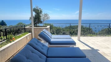 Terraço com espreguiçadeiras