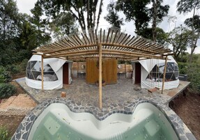 Quarto conforto, 1 cama King | Banheiro | Chuveiro, toalhas de banho, sabonete, shampoo