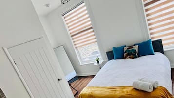 Estúdio Comfort, casa de banho anexa, Vista para a cidade | Secretária, Wi-fi grátis, roupa de cama fornecida