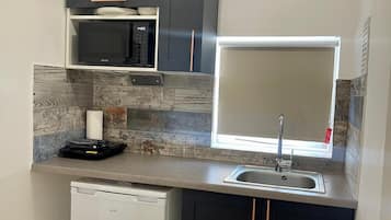 Estúdio Tradicional, casa de banho anexa, Vista para a cidade | Cozinha partilhada | Um frigorífico, utensílios de cozinha