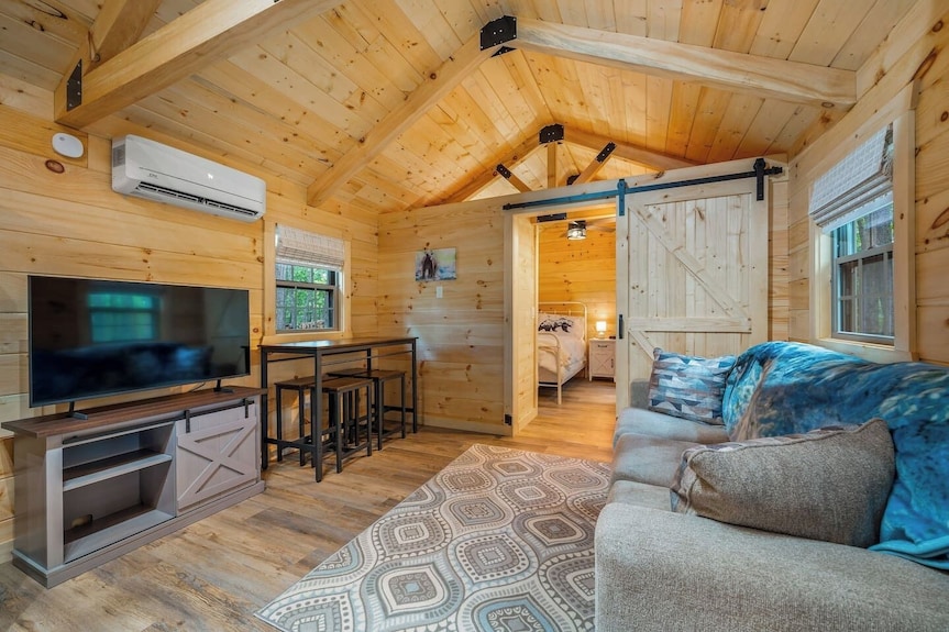 Bear Cave Forest Retreat Cabin + Hot Tub Getaway - Alabama